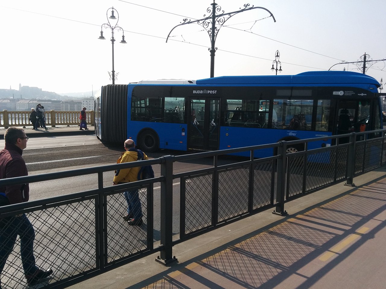 BKV-busz torlaszolta el a Margit hidat - Vezess